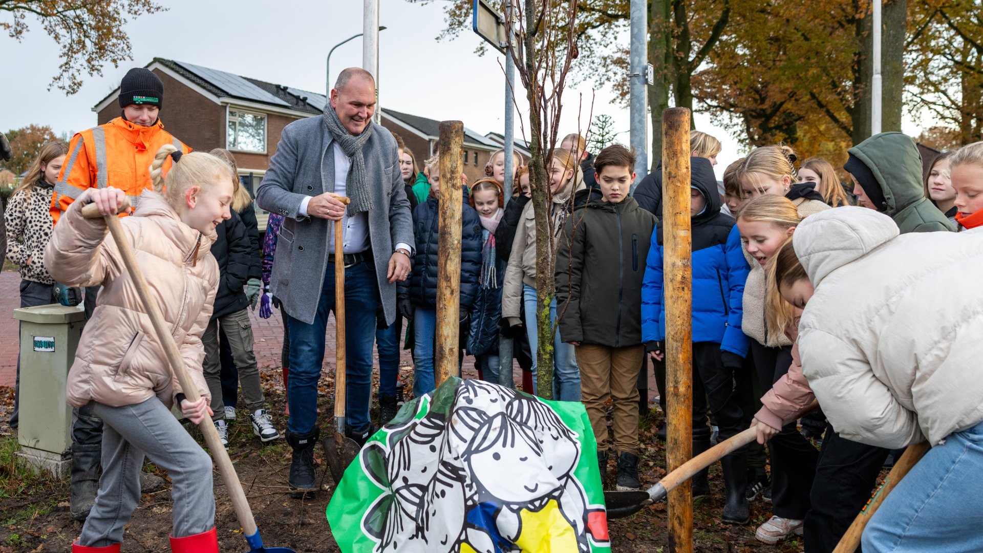 ZO!34 - Leerlingen CBS de Bron planten bomen tijdens Boomfeestdag